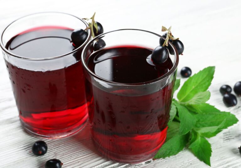 8 Amazing Blackcurrant Juice Benefits & How to Make at Home